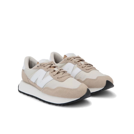 Baskets New Balance 237 femme beiges et blanches chez DM'Sports