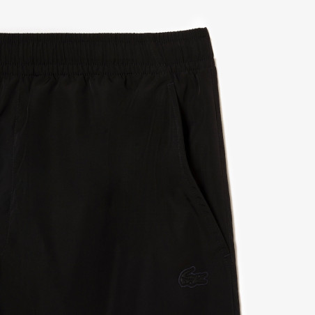 Le short Lacoste noir déperlant est disponible chez DM'sports